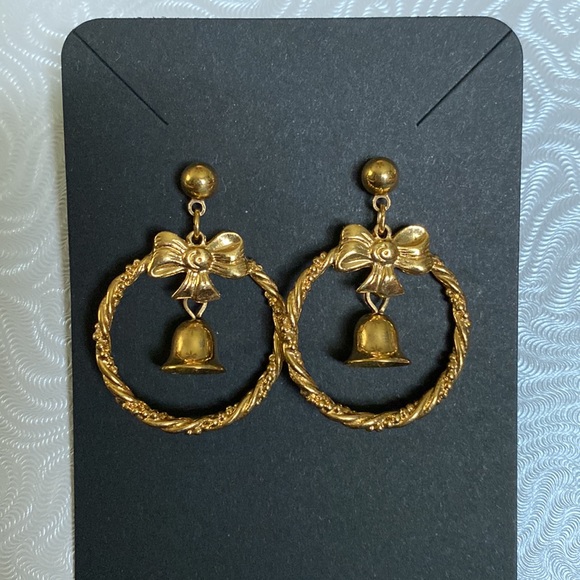 Avon | Jewelry | Rare Vintage Avon Wreath And Bell Gold Tone Dangle ...